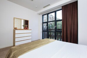 Suite-Estúdio Comfort, varanda | Cortinas/cortinados opacos, ferro/tábua de engomar, Wi-fi grátis 