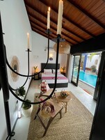 Quarto Duplo Deluxe, vista para a piscina | Cofre com capacidade para portátil, cortinas/cortinados opacos 