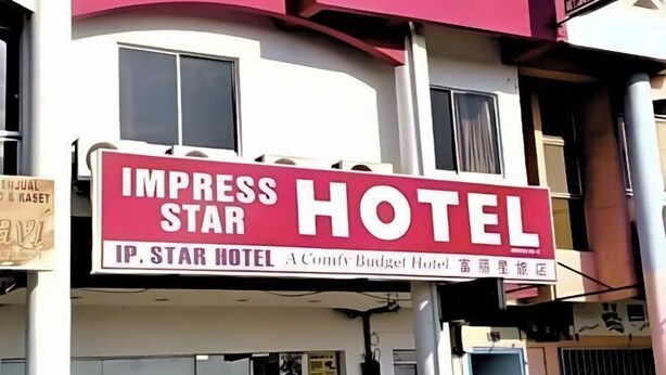 Placa do Hotel Impress Star, indicando ser um hotel econômico.