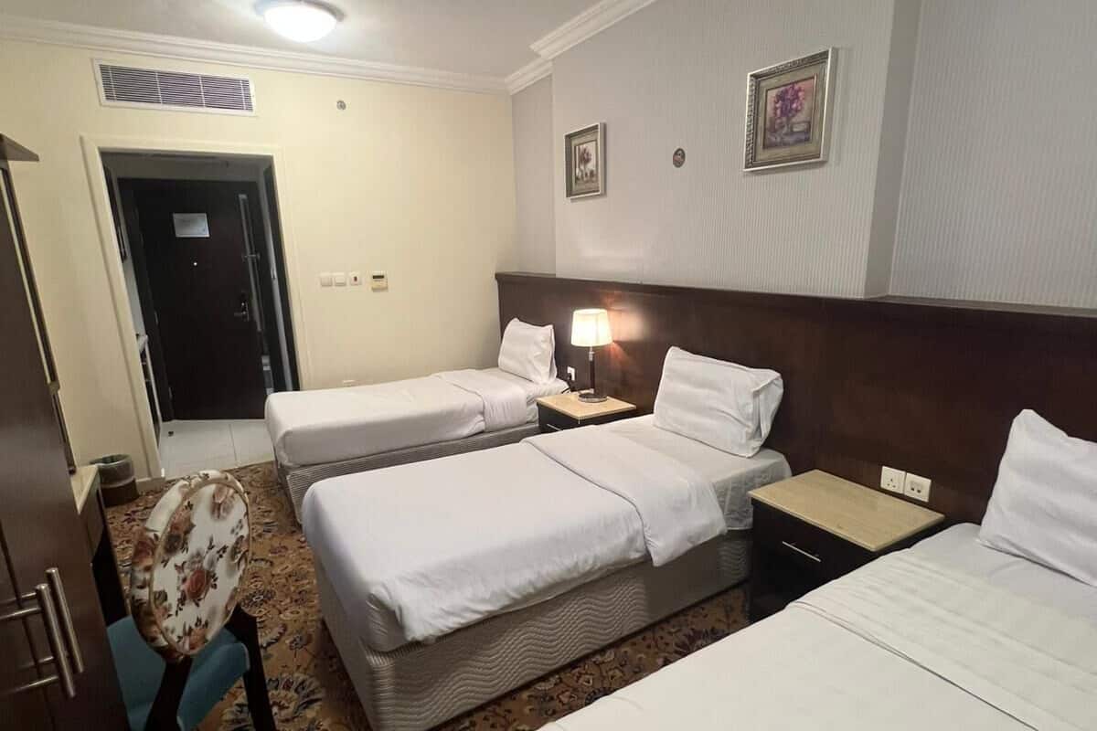 Quarto Triplo Deluxe, Vista para a cidade | Ferro/tábua de engomar, Wi-fi grátis