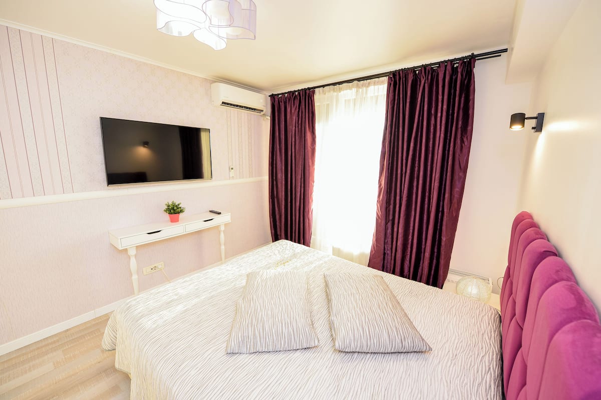 Apartamento Familiar, varanda | Cofre no quarto, cortinas/cortinados opacos, ferro/tábua de engomar