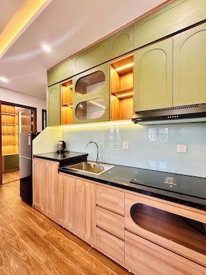Apartamento em Condomínio Fechado, varanda, Vista para a cidade | Cozinha privada | Um frigorífico, um micro-ondas, uma placa de cozinha