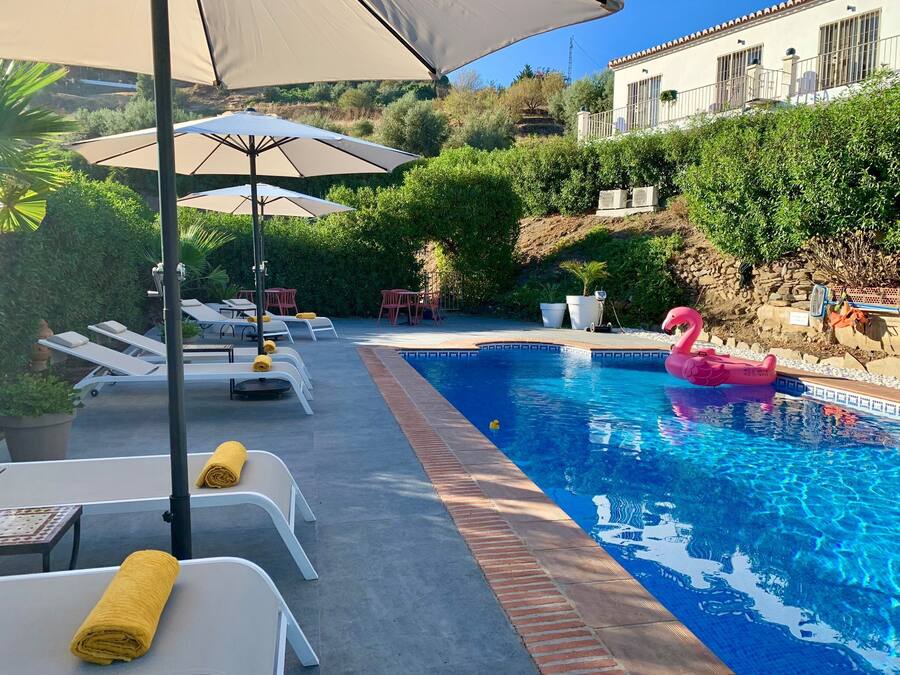 Piscina exterior, guarda-sóis, espreguiçadeiras