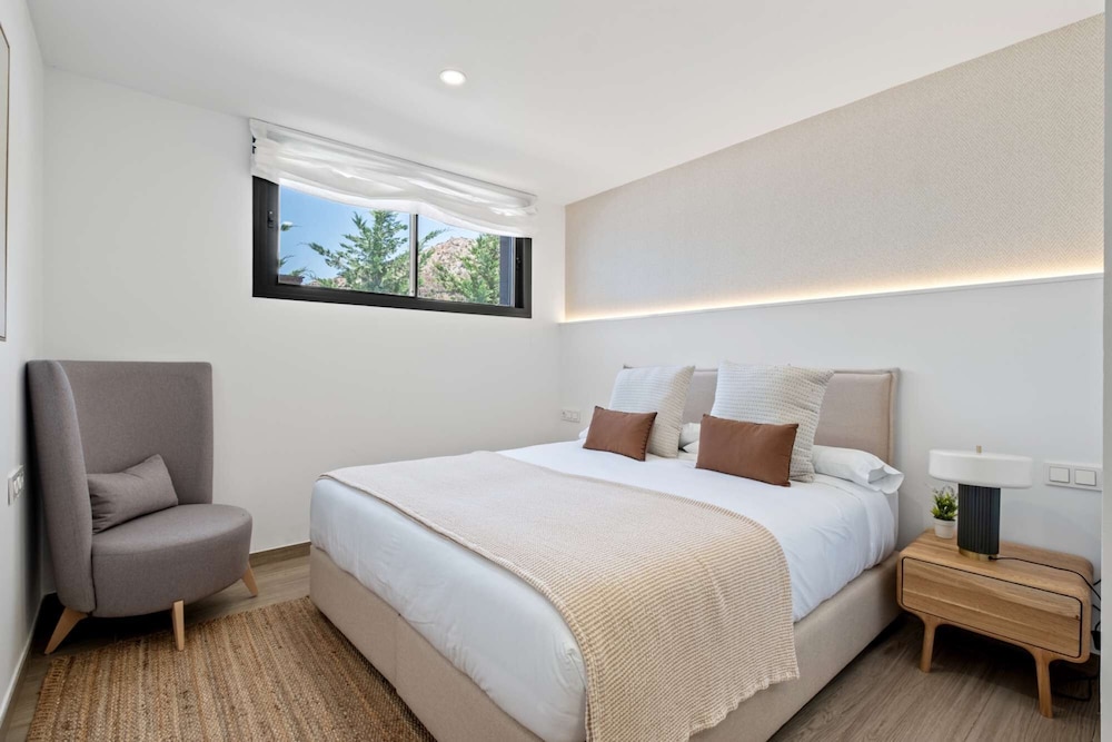 Brand new spacious 6-bedroom villa with saltwater pool, sea, city, and ...