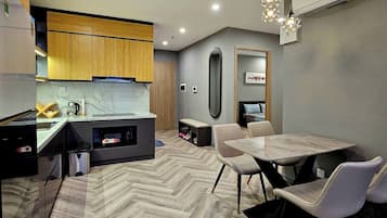 Quarto luxo, vista para a cidade | Cofres nos quartos, escrivaninha, espaço de trabalho para notebook