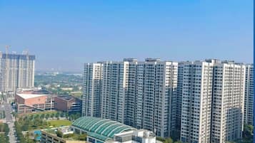 Quarto Deluxe, Vista para a cidade | Cofre no quarto, secretária