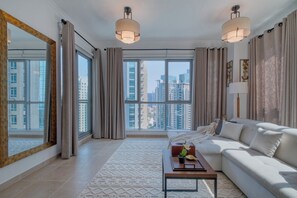 Apartamento superluxo, 1 quarto, sacada, vista para a cidade | Área de estar | TV de tela plana 46 polegadas com canais via satélite, Netflix