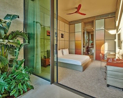 Roupa de alta qualidade, minibar, cofre no quarto