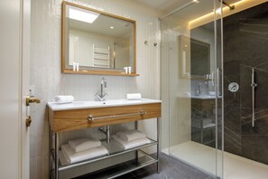 Quarto Duplo ou Twin Básico, adaptado para pessoas com dificuldades de mobilidade | Casa de banho | Artigos de higiene pessoal grátis, um secador de cabelo, chinelos 