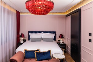 Roupa de alta qualidade, edredões de penas, minibar, cofre no quarto