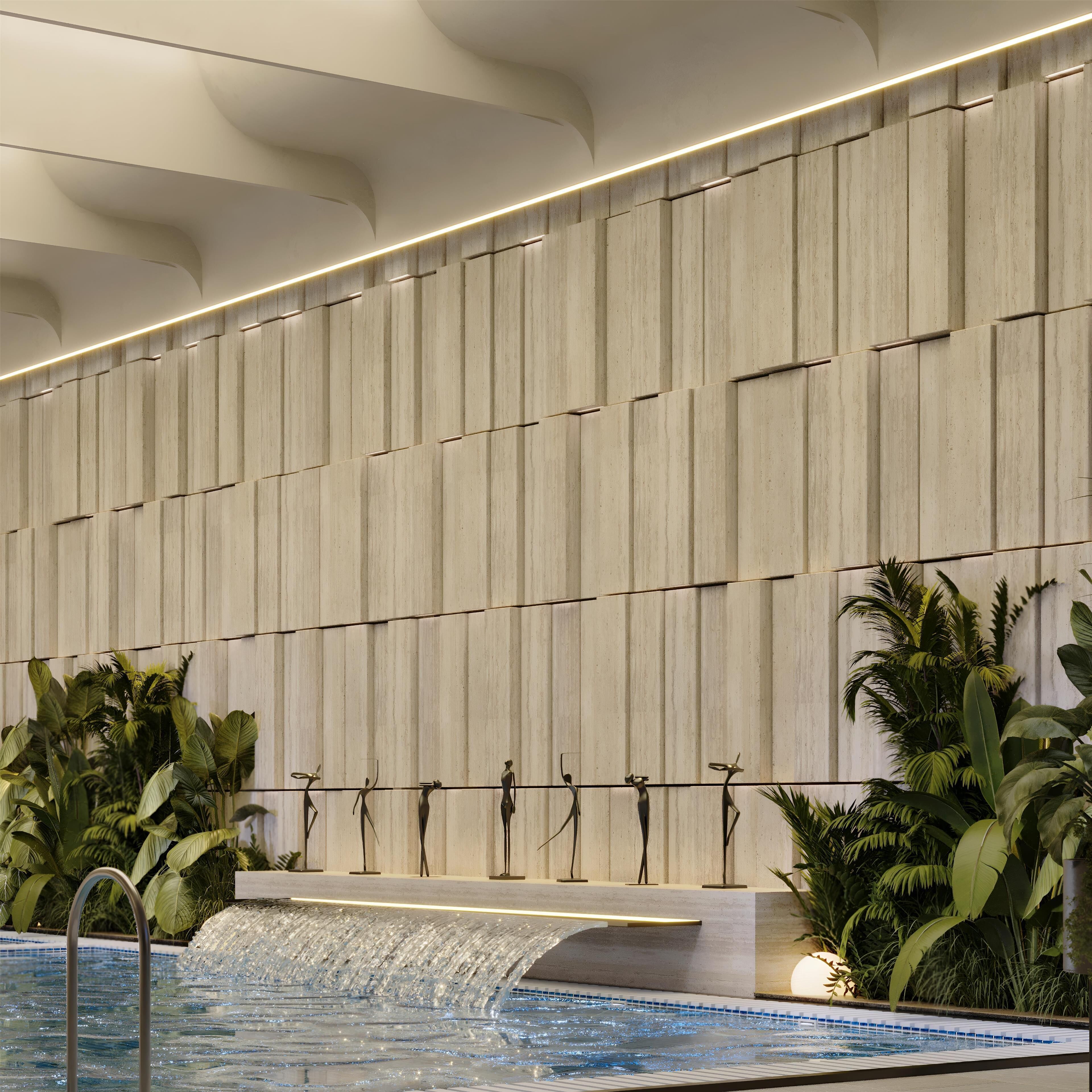 Área interna de piscina moderna, com cachoeira, rodeada por vegetação e uma parede clara com painéis verticais.