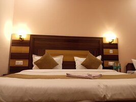 Quarto Triplo, varanda, Vista para a cidade | Cofre com capacidade para portátil, cortinas/cortinados opacos 