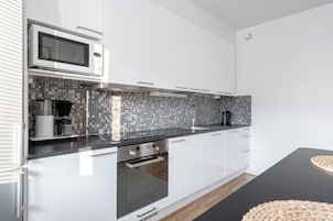 Apartamento conforto | Cozinha privada | Geladeira grande, micro-ondas, fogão, cooktop