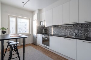 Apartamento Comfort | Cozinha privada | Um frigorífico/congelador grande, um micro-ondas, um forno 