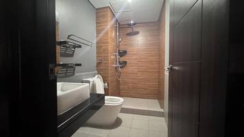 Condo com design assinado, 1 quarto, para não fumantes, cozinha | Banheiro | Chuveiro, produtos de toalete grátis, toalhas de banho, sabonete