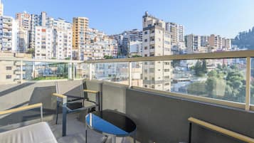Apartamento, 2 quartos, cozinha, Vista para a cidade | Varanda