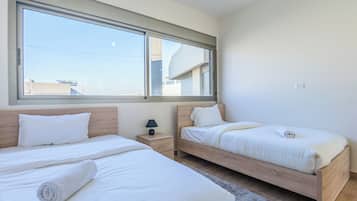 Apartamento, 2 quartos, cozinha, Vista para a cidade | Secretária, secretária adequada para computadores portáteis