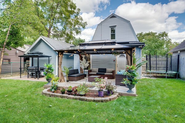 1 Mi To Dtwn Elgin: Dutch Colonial W/ Lovely Patio - Elgin, IL