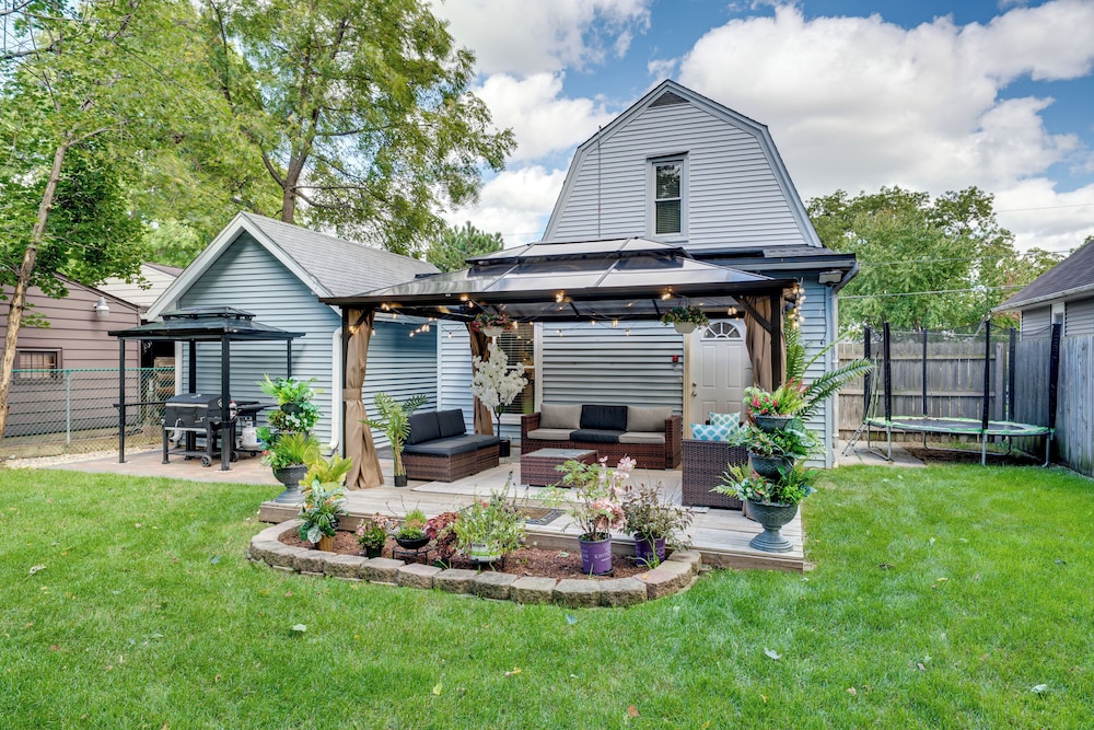 1 Mi To Dtwn Elgin: Dutch Colonial W/ Lovely Patio - Elgin, IL