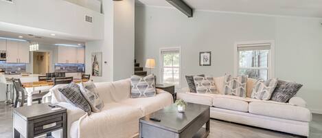 Casa (2 Bedrooms) | Sala de estar | Televisor, lareira