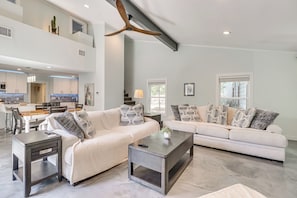 Casa (2 Bedrooms) | Sala de estar | Televisor, lareira