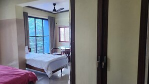 Quarto Triplo Deluxe, Vista para a cidade | Wi-fi grátis, roupa de cama fornecida