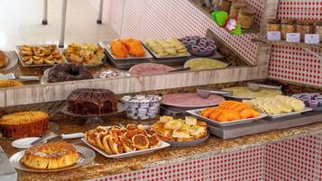 Café da manhã com buffet grátis todos os dias