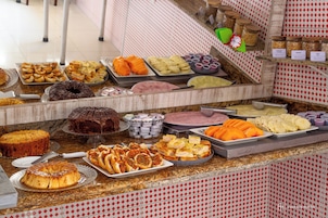 Café da manhã com buffet grátis todos os dias