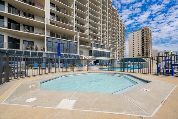 Apartamento em Condomínio Fechado, 2 quartos | Piscina | Piscina interior, piscina exterior