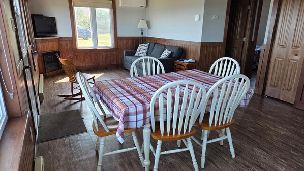 Motel & Chalets l'Acadien sur mer, Petit-Rocher: Hotel Reviews, Rooms ...