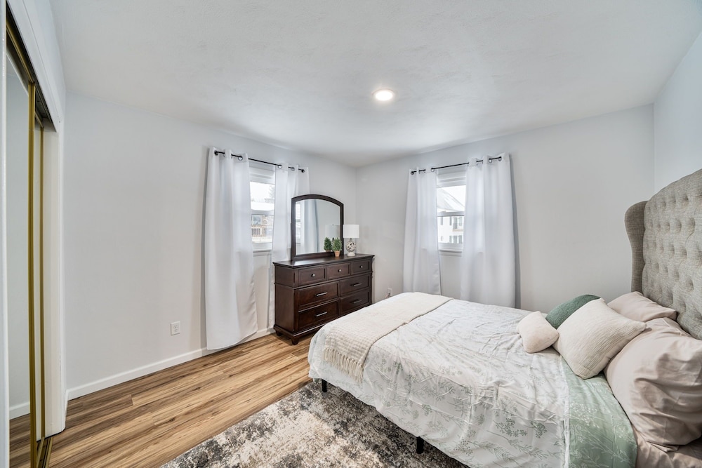 Family Friendly Riverside Oasis:4 BR, Spacious with Peaceful Scenic ...