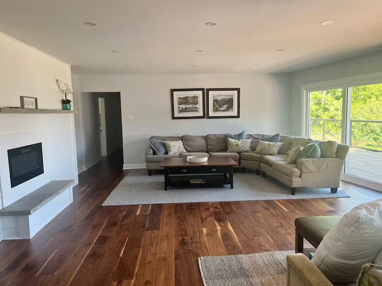 Tranquil Lakefront Cottage - Prince Edward