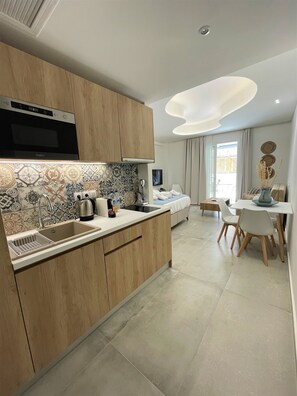 Suite with Balcony - Mykonos | Kitchenette privada | Um micro-ondas, uma placa de cozinha, uma máquina de café expresso 