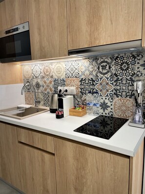 Suite with Balcony - Mykonos | Kitchenette privada | Um micro-ondas, uma placa de cozinha, uma máquina de café expresso 