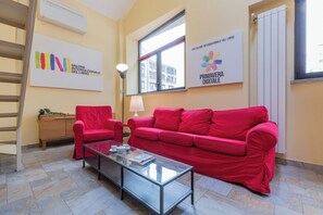 Apartamento básico, 2 quartos | Área de estar | TV 30 polegadas com canais via satélite