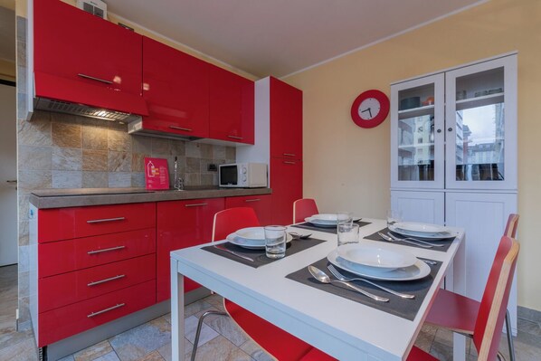 Apartamento básico, 2 quartos | Cozinha privada | Geladeira, micro-ondas, cooktop, lava-louças