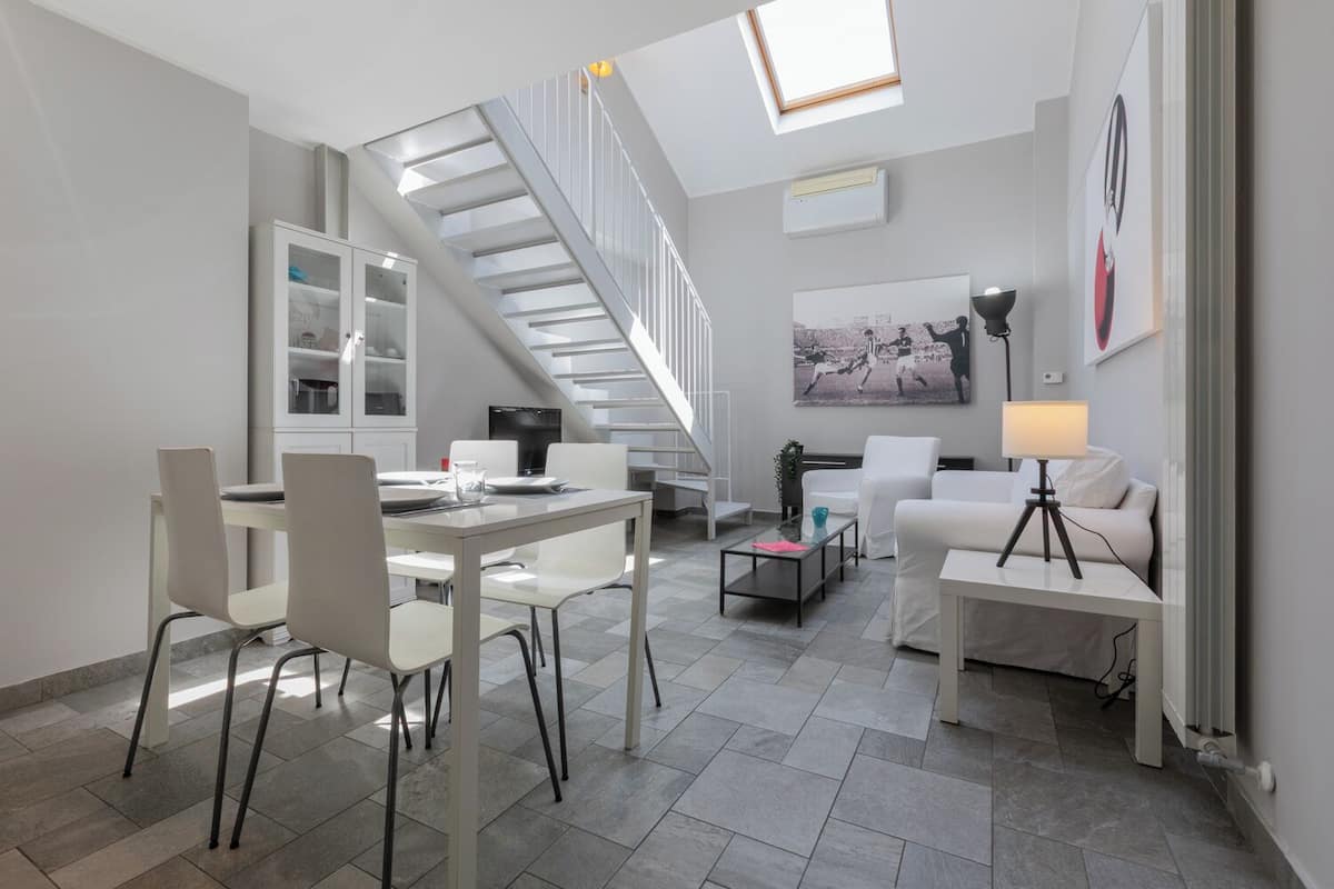 Apartamento standard, 2 quartos | Área de estar | TV 30 polegadas com canais via satélite
