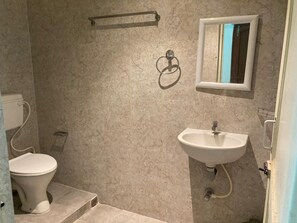 Quarto Duplo | Casa de banho | Um polibã, artigos de higiene pessoal grátis, toalhas fornecidas