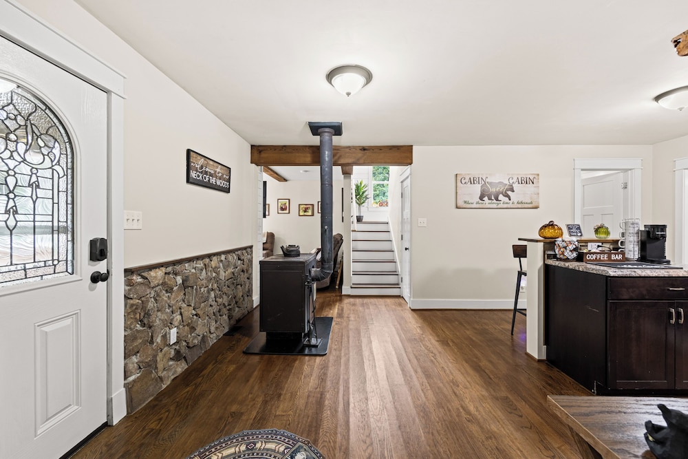 45 mins from Massanutten Ski Resort/indoor water park! Winter rate ...