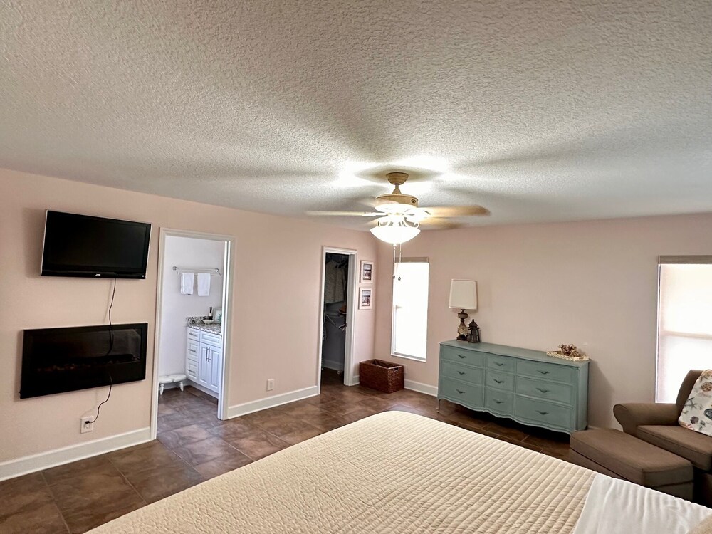 Delightful 4-bedroom waterfront house with pool in Crystal River ...