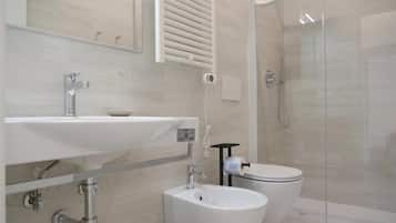 Quarto casal standard, 1 cama de casal | Banheiro | Chuveiro, toalhas de banho, sabonete, shampoo