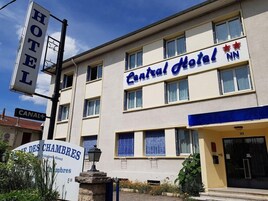Um edifício de hotel com uma placa que diz 'Central Hotel NN'.