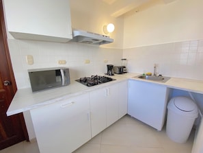 Suíte família, vista para o jardim | Cozinha privada | Geladeira, micro-ondas, cooktop, talheres/pratos/utensílios de cozinha