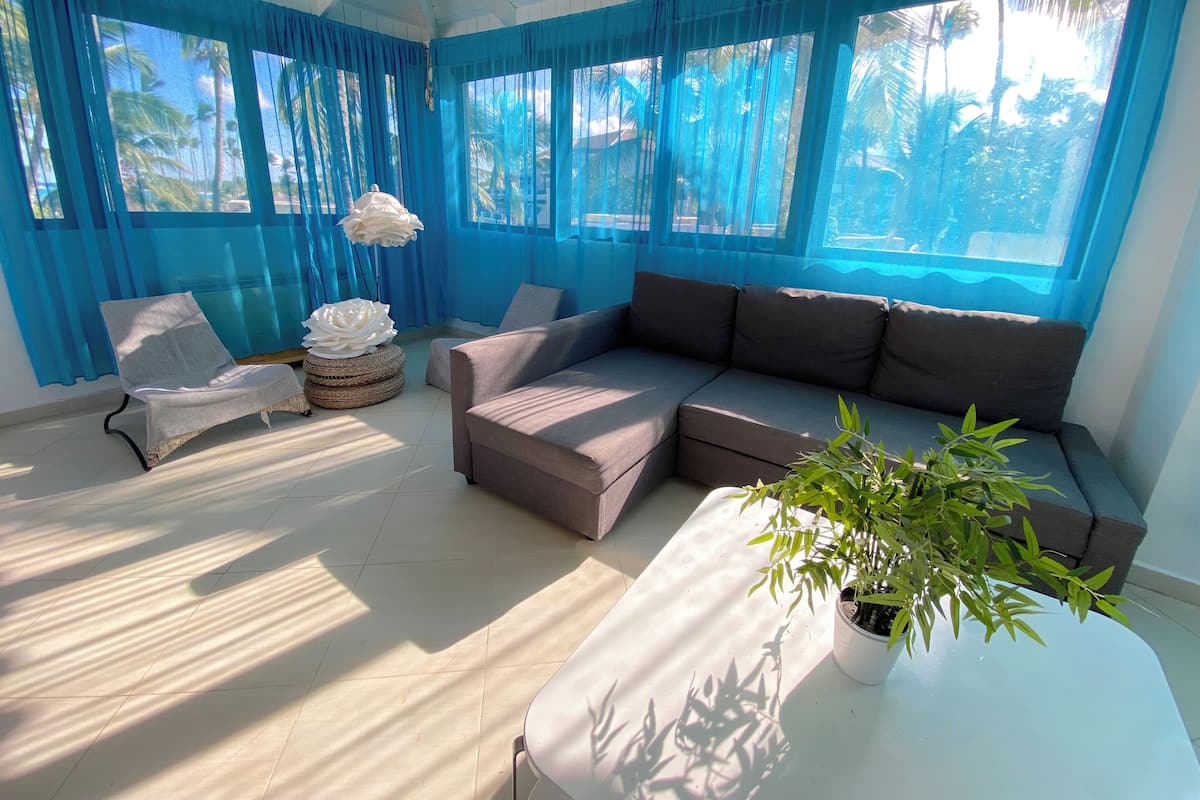 Suíte família, vista para o jardim | Área de estar