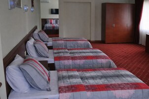 Roupas de cama premium, escrivaninha, espaço de trabalho para notebook