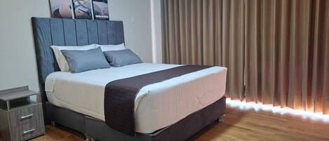 Quarto casal standard | Cofres nos quartos, Wi-Fi de cortesia