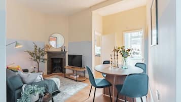 Apartamento família, varanda, vista para a cidade | Área de estar