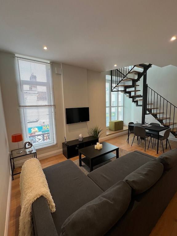 Rooftop Apartment On Town Centre High Street - 베이싱스토크