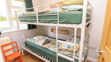2 quartos, individualmente decorados, individualmente mobiliados