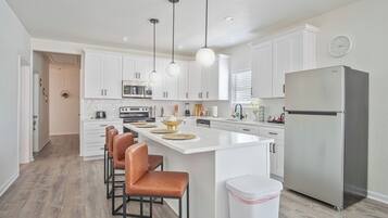 Casa (5 Bedrooms) | Cozinha privada | Um micro-ondas, um forno, uma placa de cozinha